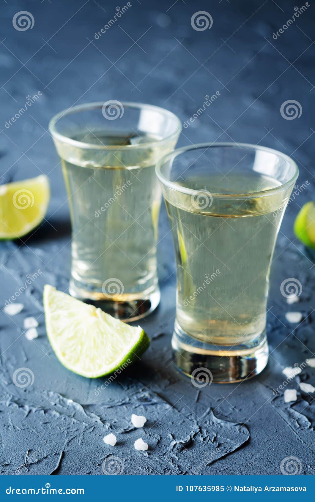 Tequila En Vidrios Con La Cal Y La Sal Imagen de archivo - Imagen de ...