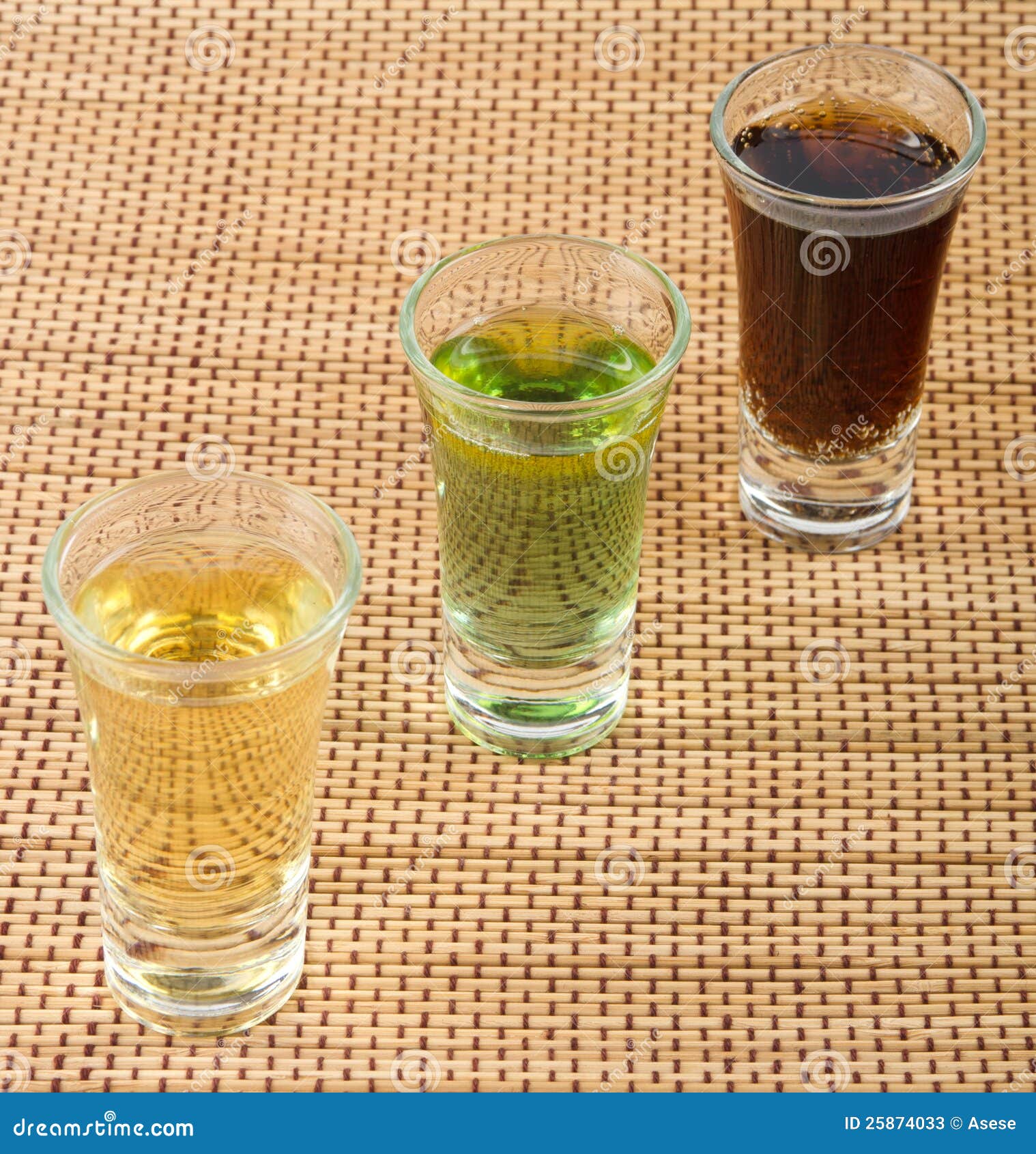 Tequila, Pomme Verte Et Projectiles De Rhum Image stock - Image du ...