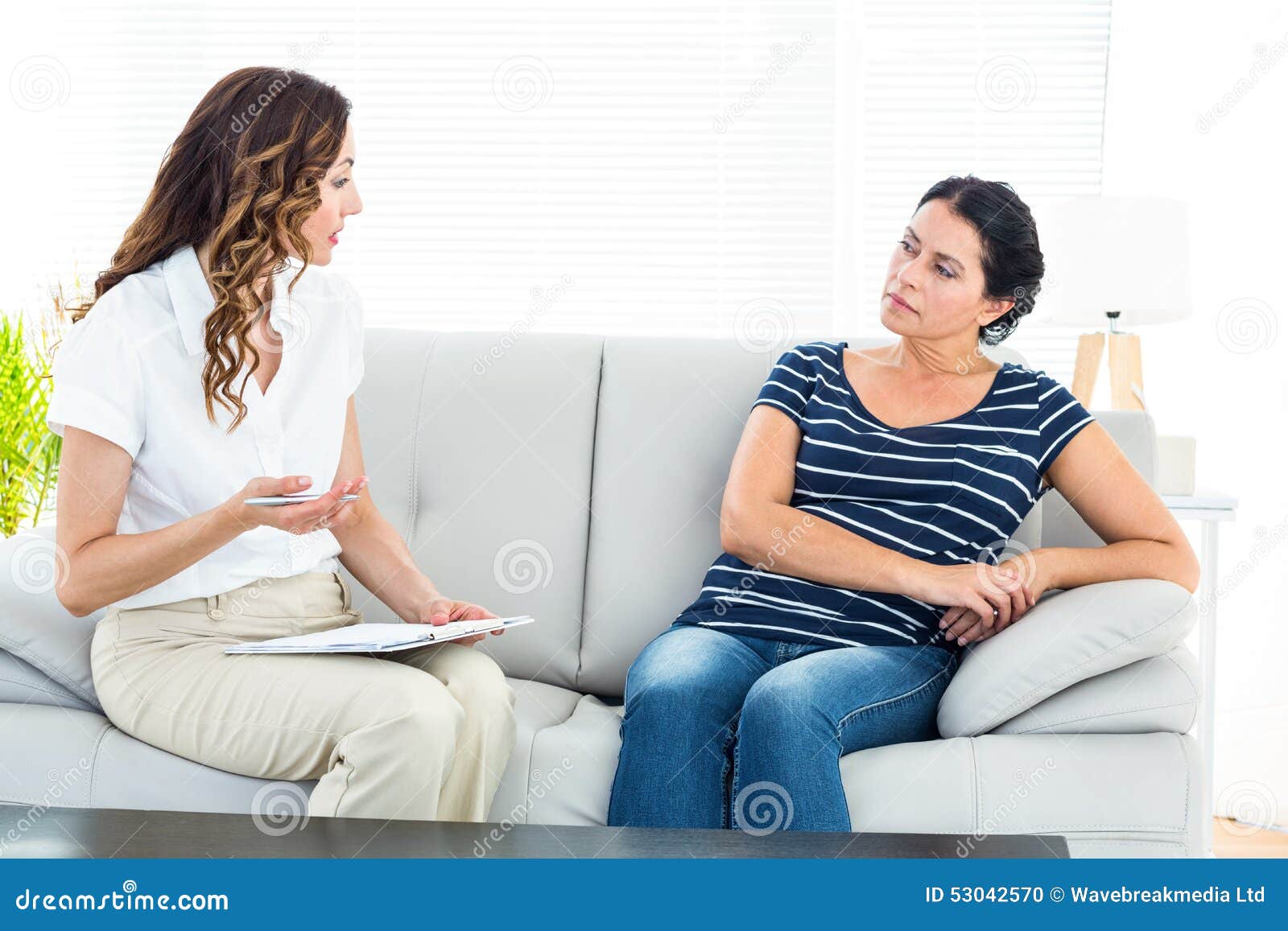 Terapeuta Que Habla Con Su Paciente Foto de archivo - Imagen de sentada ...