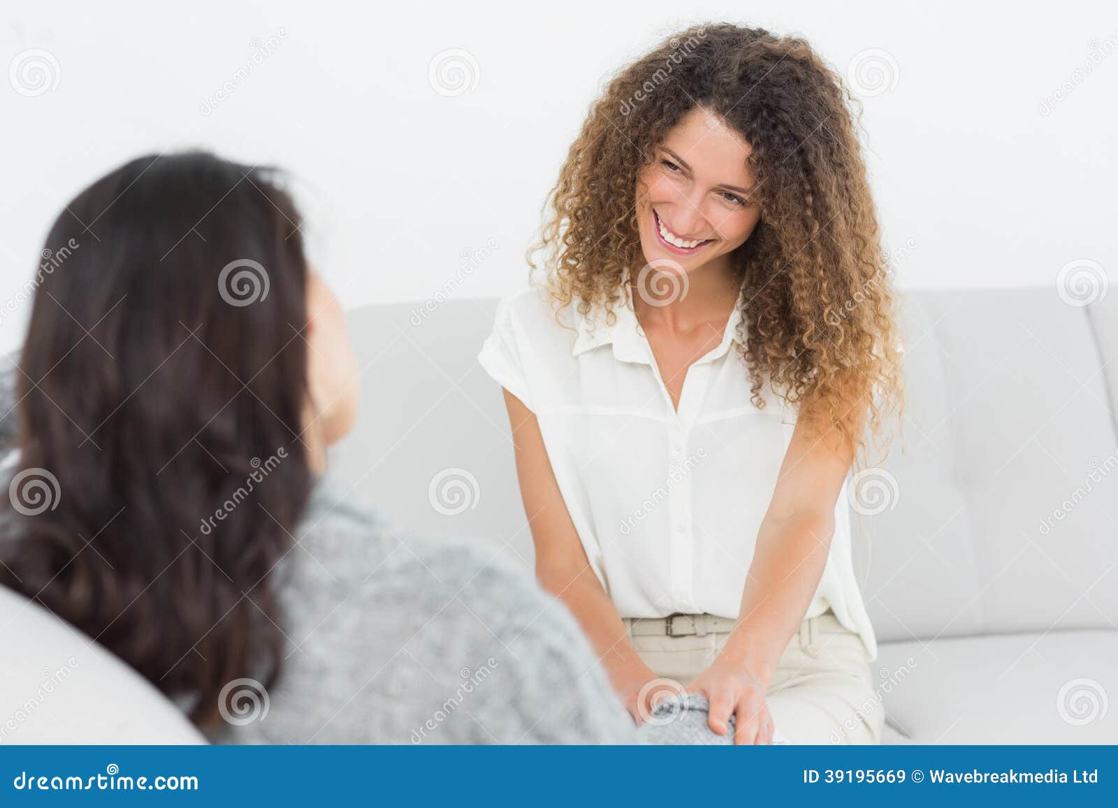 Terapeuta Que Sorri Em Seu Paciente Imagem de Stock - Imagem de sobre ...