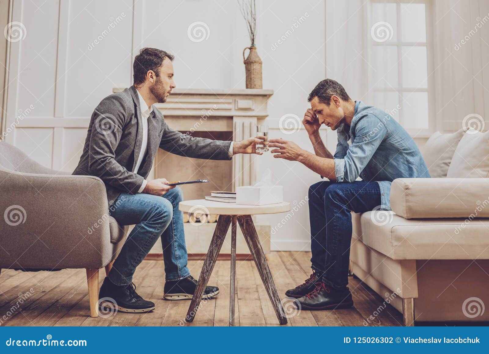 Terapeuta Serio Que Calma a Su Paciente Foto de archivo - Imagen de ...