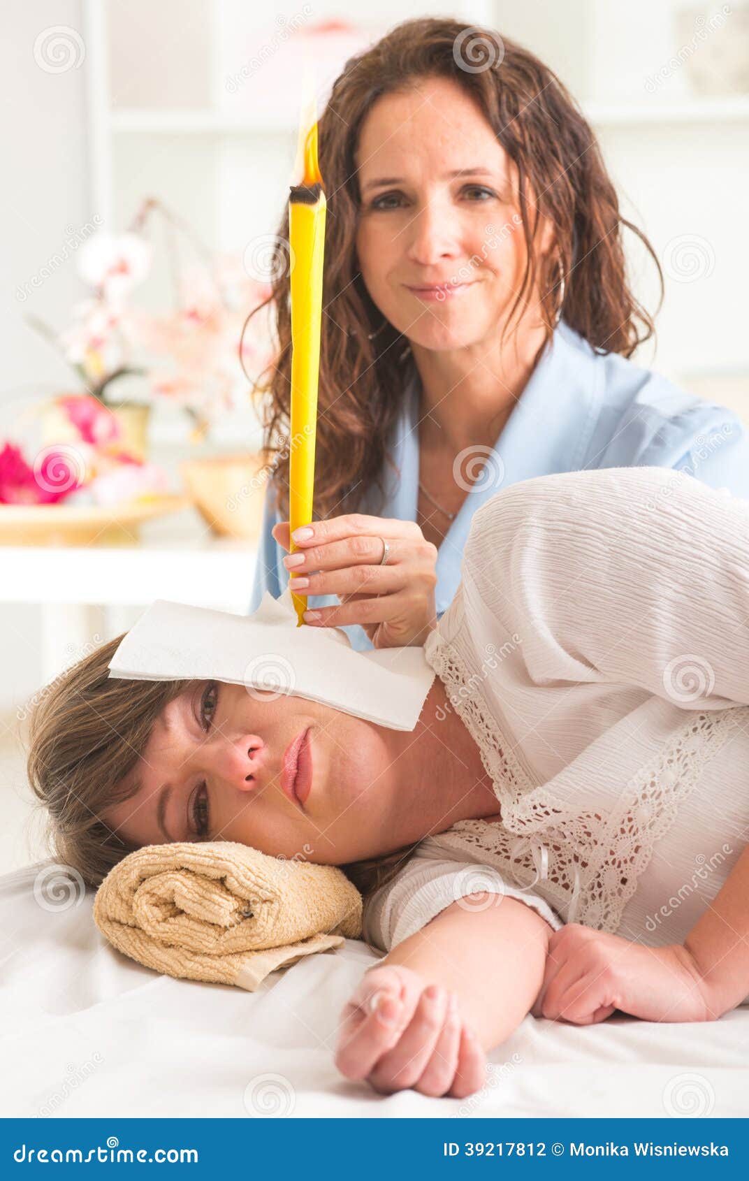 Terapist Die Oor Het Schouwen Doen Stock Foto - Image of kaars ...