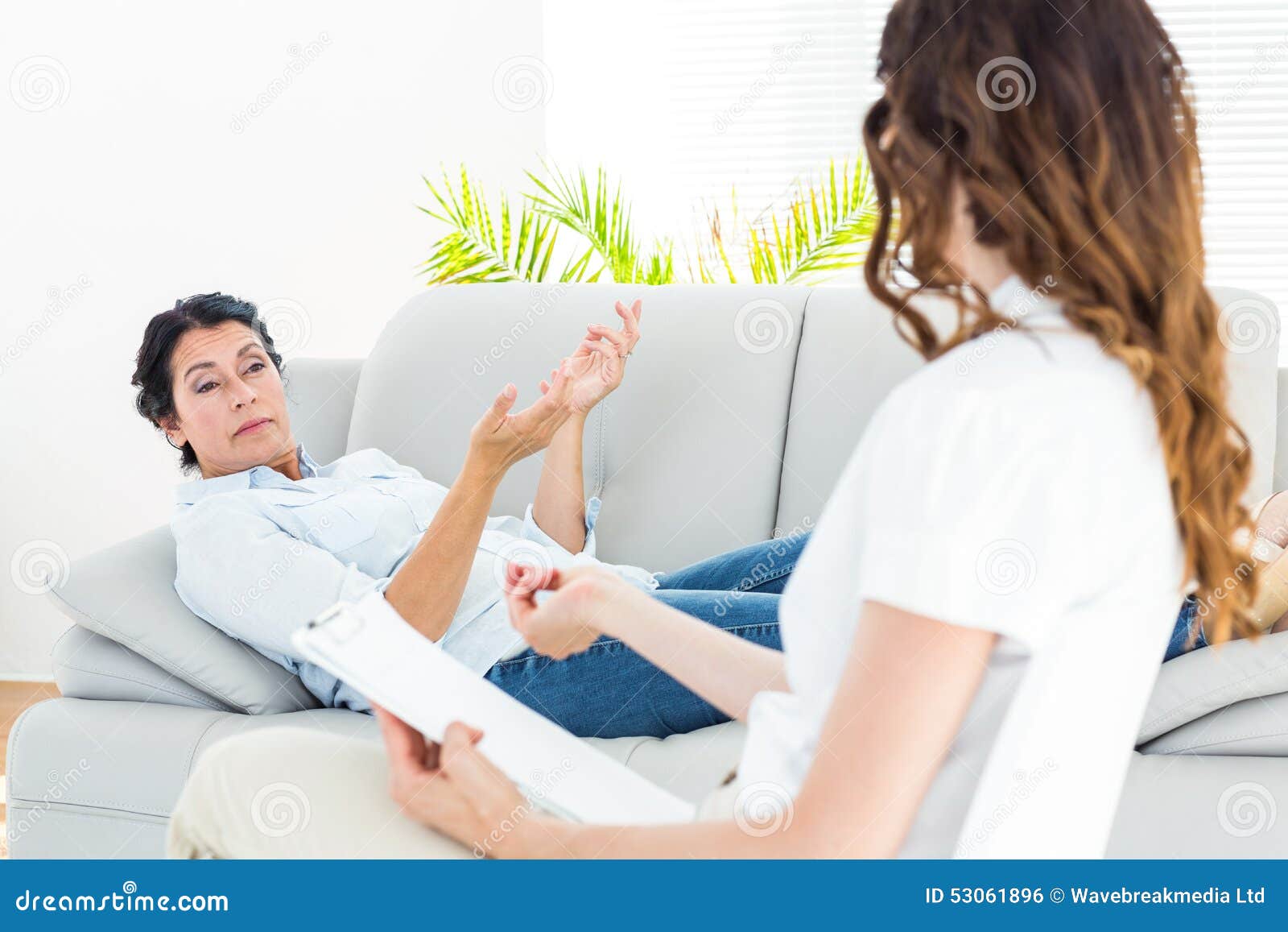 Terapista Che Ascolta Il Suo Paziente E Che Prende Le Note Fotografia ...