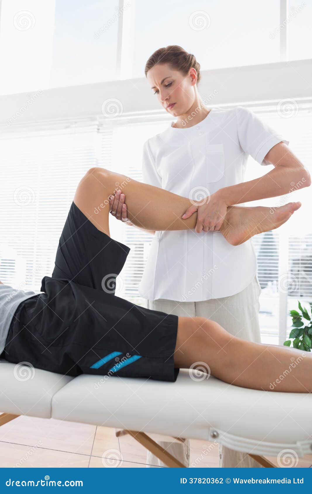 Terapista Che Massaggia Gamba Dell'uomo Fotografia Stock - Immagine di ...