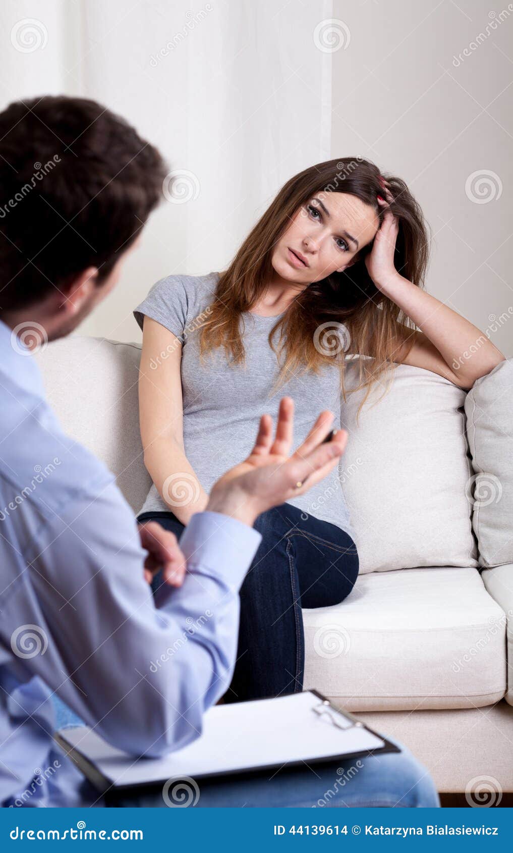 Terapista Che Parla Con Il Suo Paziente Fotografia Stock - Immagine di ...