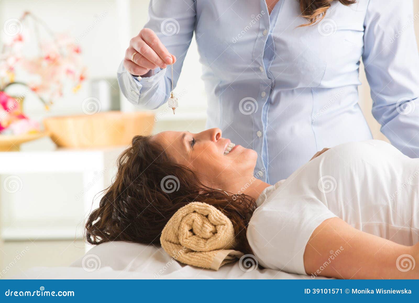 Terapista Che Per Mezzo Del Pendolo Immagine Stock - Immagine di ...