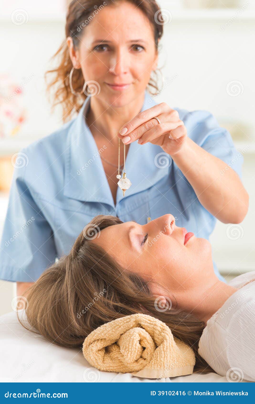 Terapista Che Per Mezzo Del Pendolo Fotografia Stock - Immagine di ...