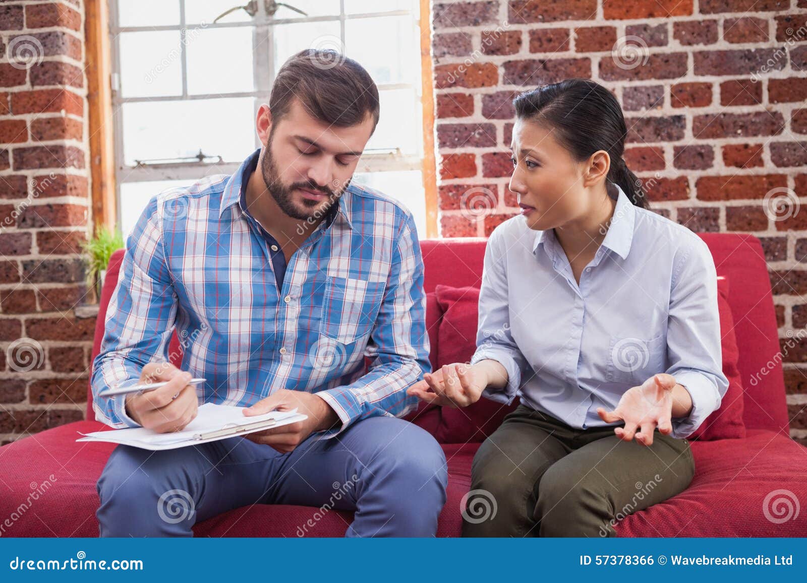 Terapista Che Prende Le Note Sul Suo Paziente Fotografia Stock ...