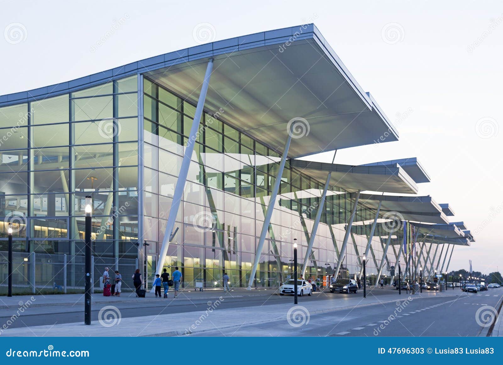Terminal De Aeropuerto Moderno De Wroclaw Foto de archivo editorial ...