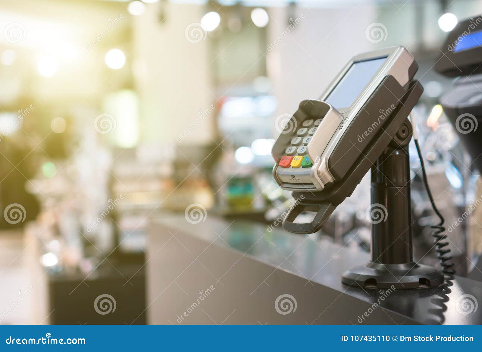 Terminal del banco foto de archivo. Imagen de tarjeta - 107435110