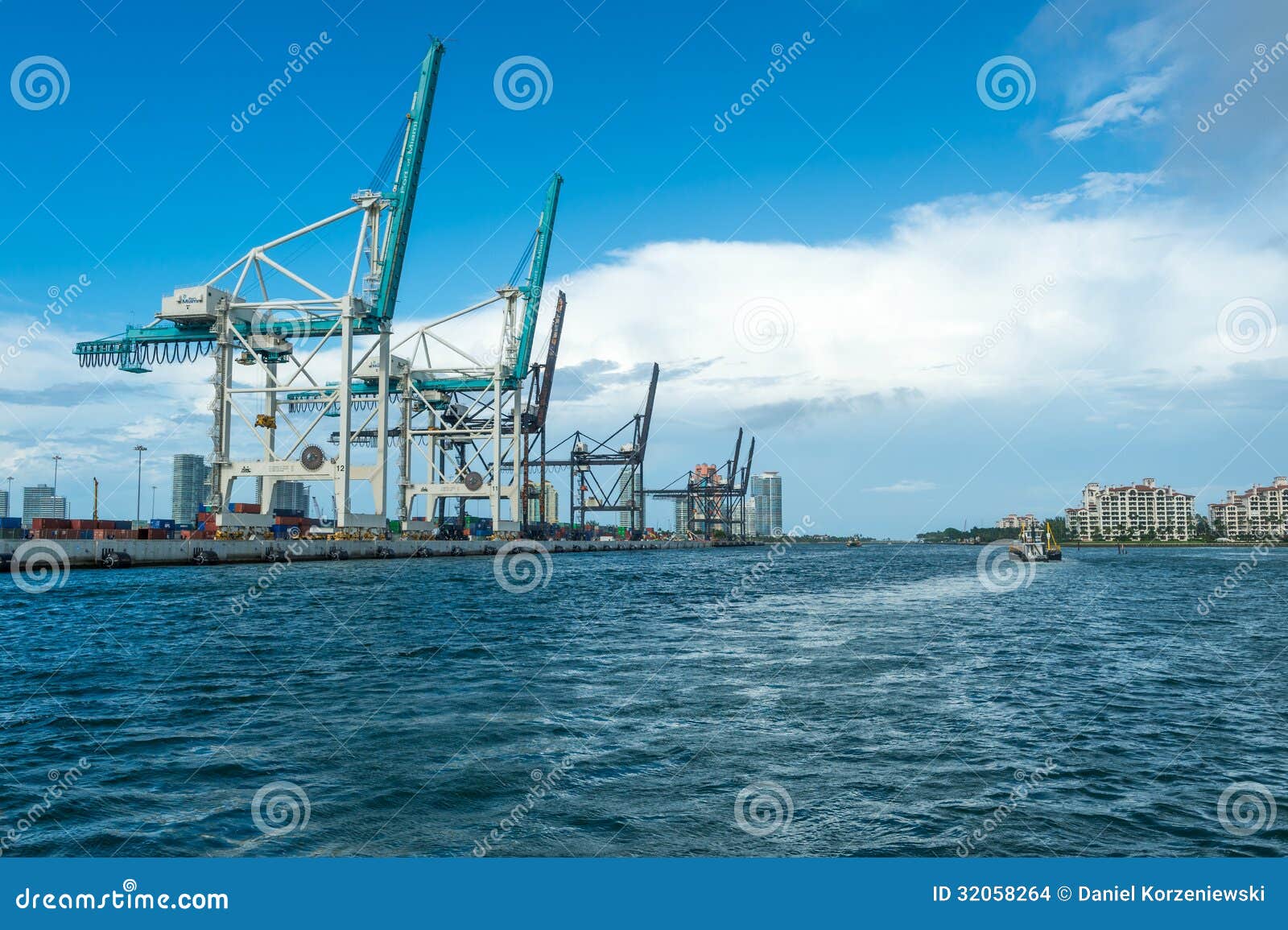 Terminal Del Cargo Del Puerto De Miami Imagen de archivo editorial ...