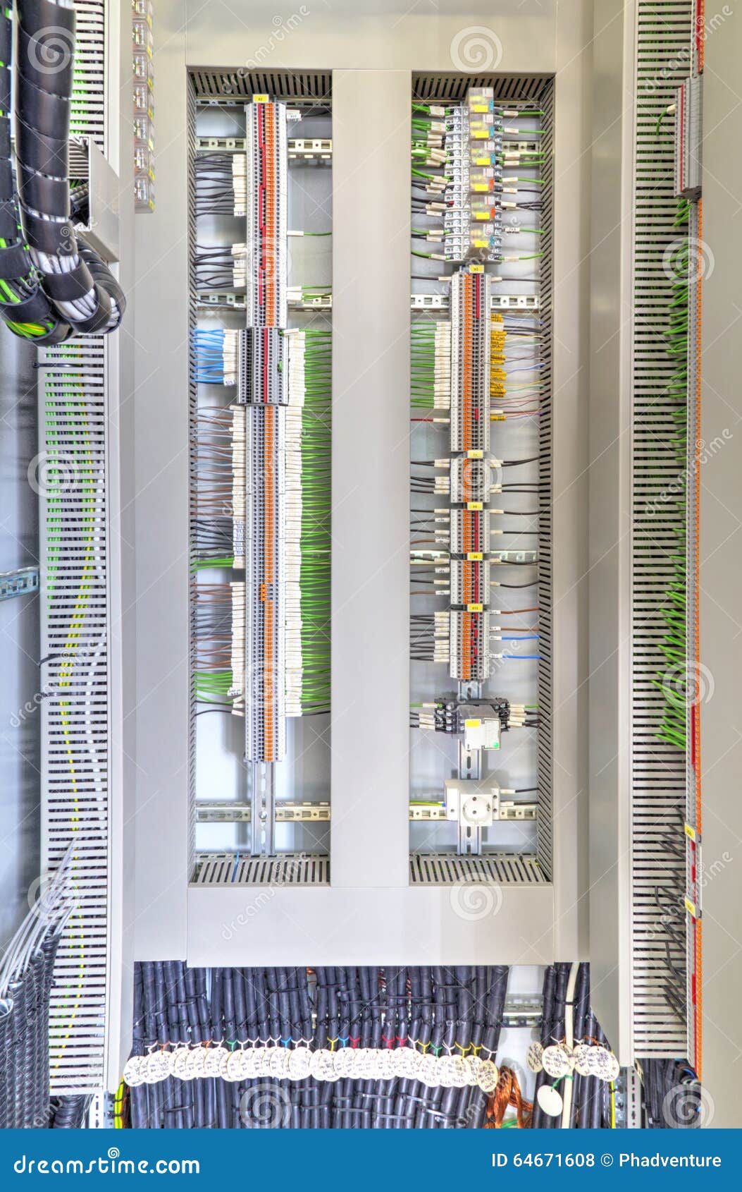 Terminali E Cavi Elettrici in Pannello Di Controllo Industriale ...