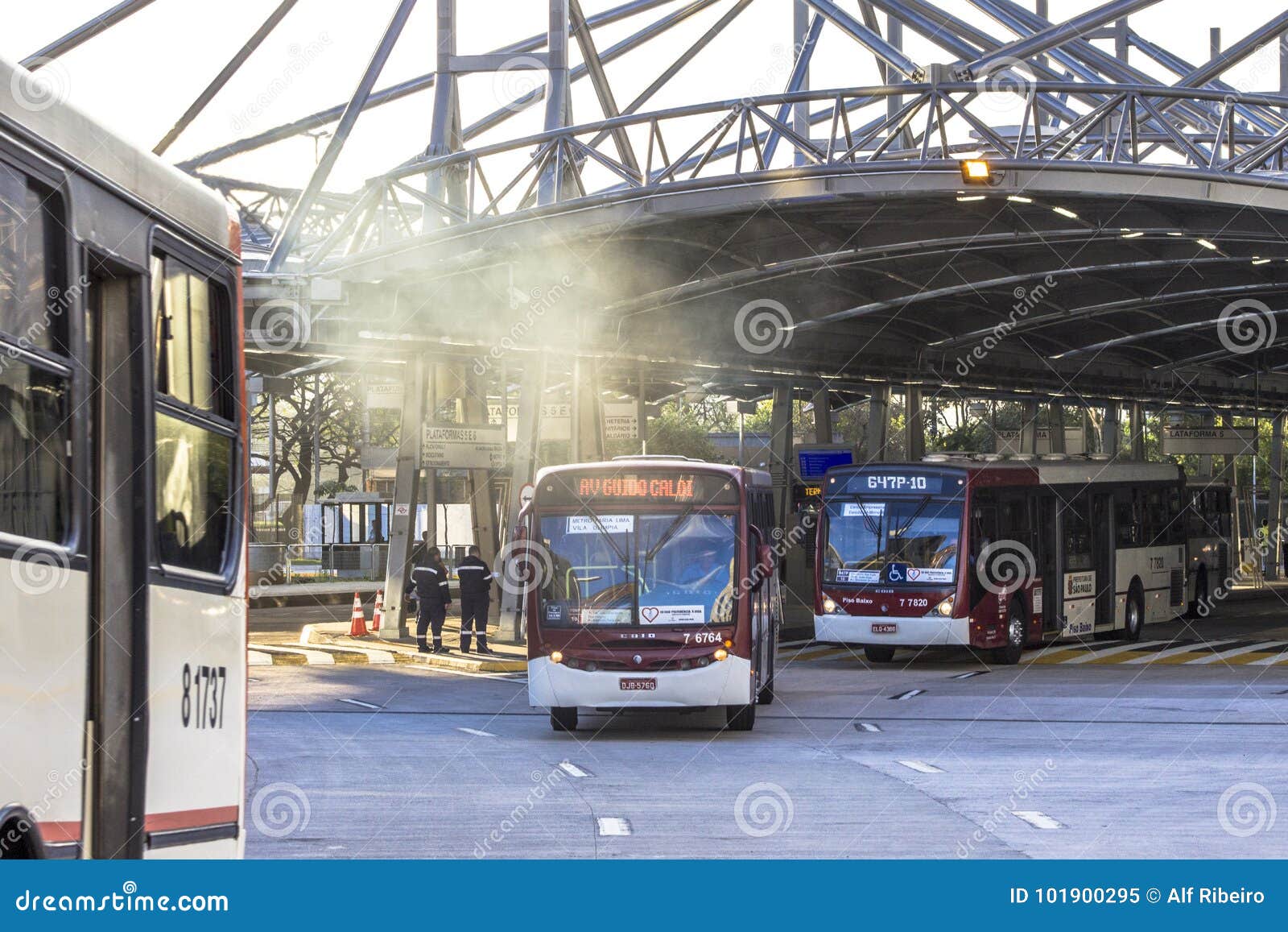 Terminus de bus image éditorial. Image du construction - 101900295