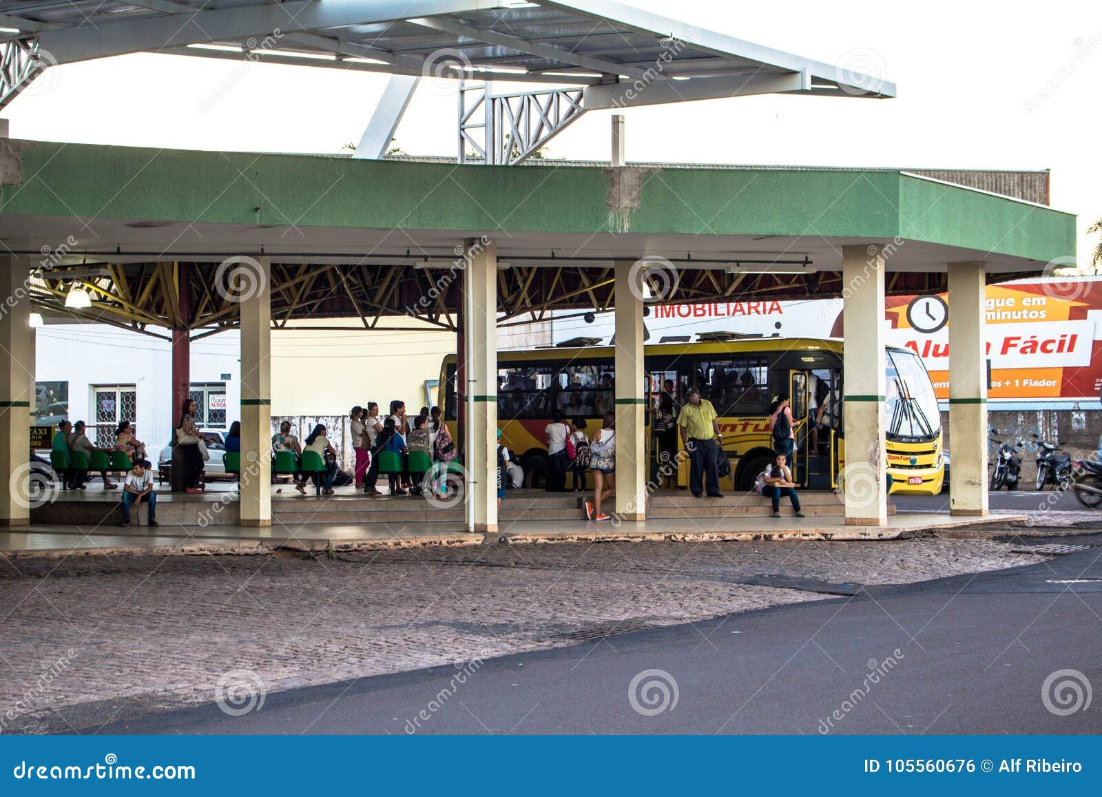 Terminus de bus photo éditorial. Image du extérieur - 105560676