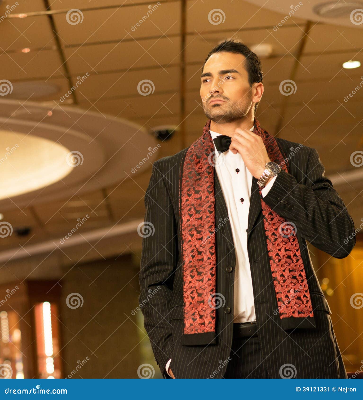 Terno E Lenço Vestindo Morenos Consideráveis Imagem de Stock - Imagem ...