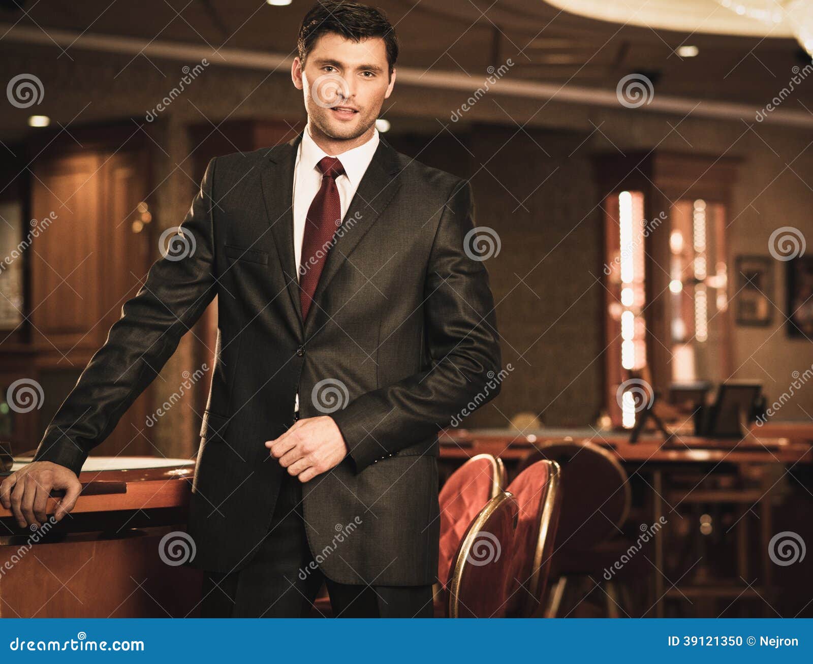 Terno Vestindo Moreno E Gravata Foto de Stock - Imagem de sucesso ...