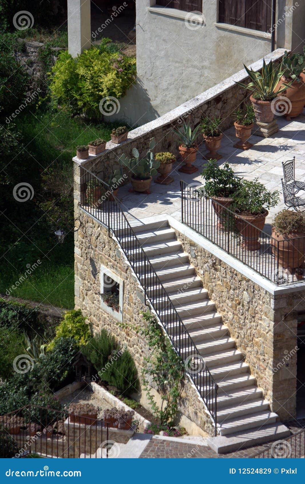 Terraço Com Escadas Externas Imagem de Stock - Imagem de vasos, trilho ...