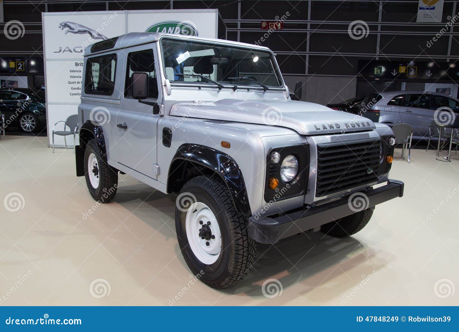 Terra Rover Defender imagem de stock editorial. Imagem de execute ...