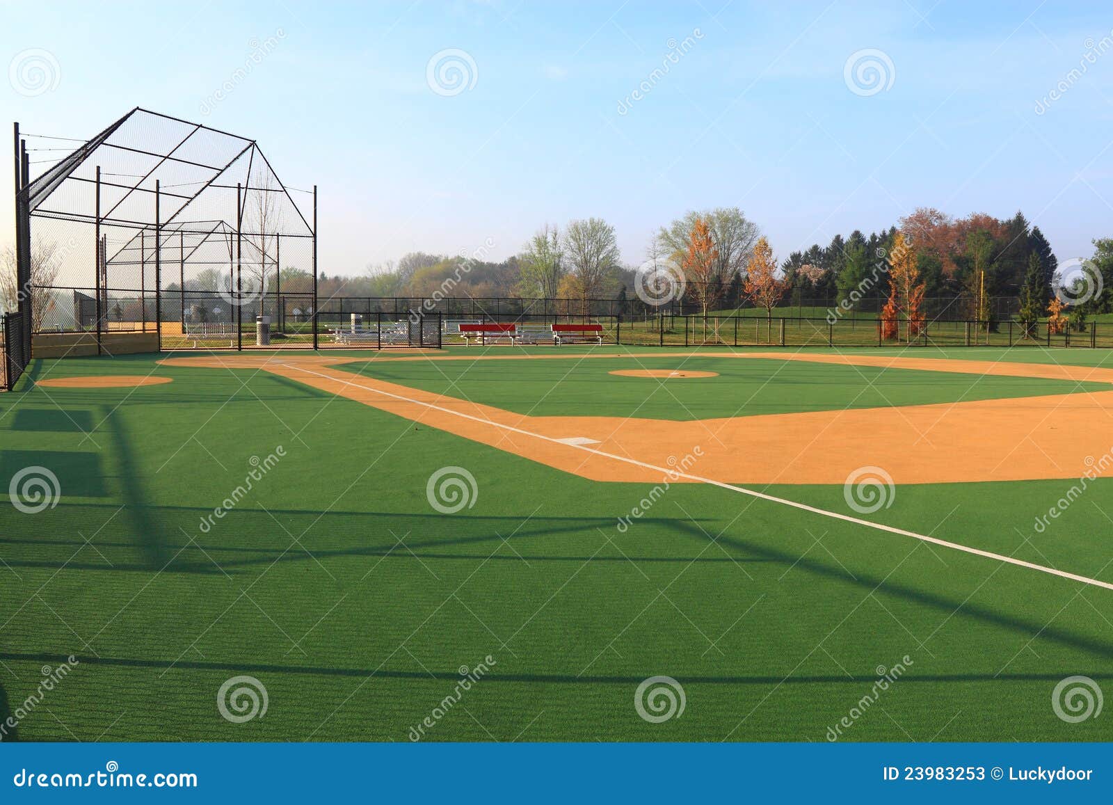 Terrain de base-ball image stock. Image du herbe, filet - 23983253