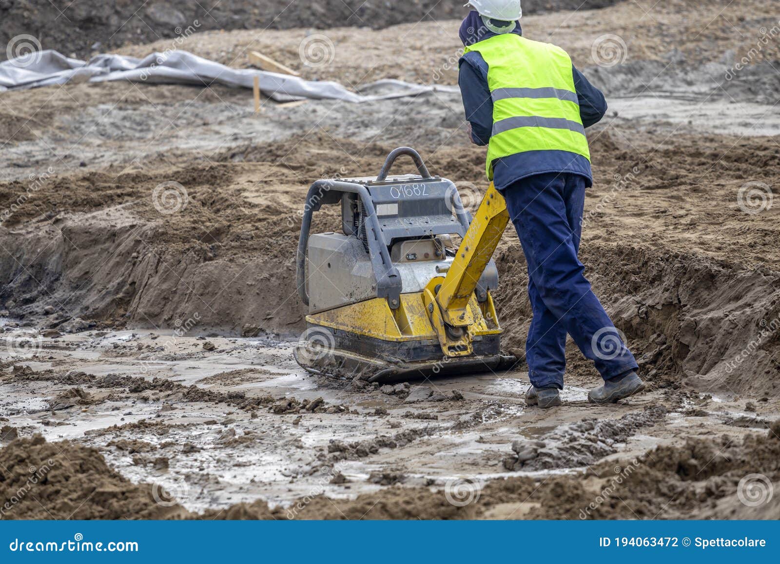 Terrain De Compactage De Compactage De Plaque De Vibration Photo stock ...
