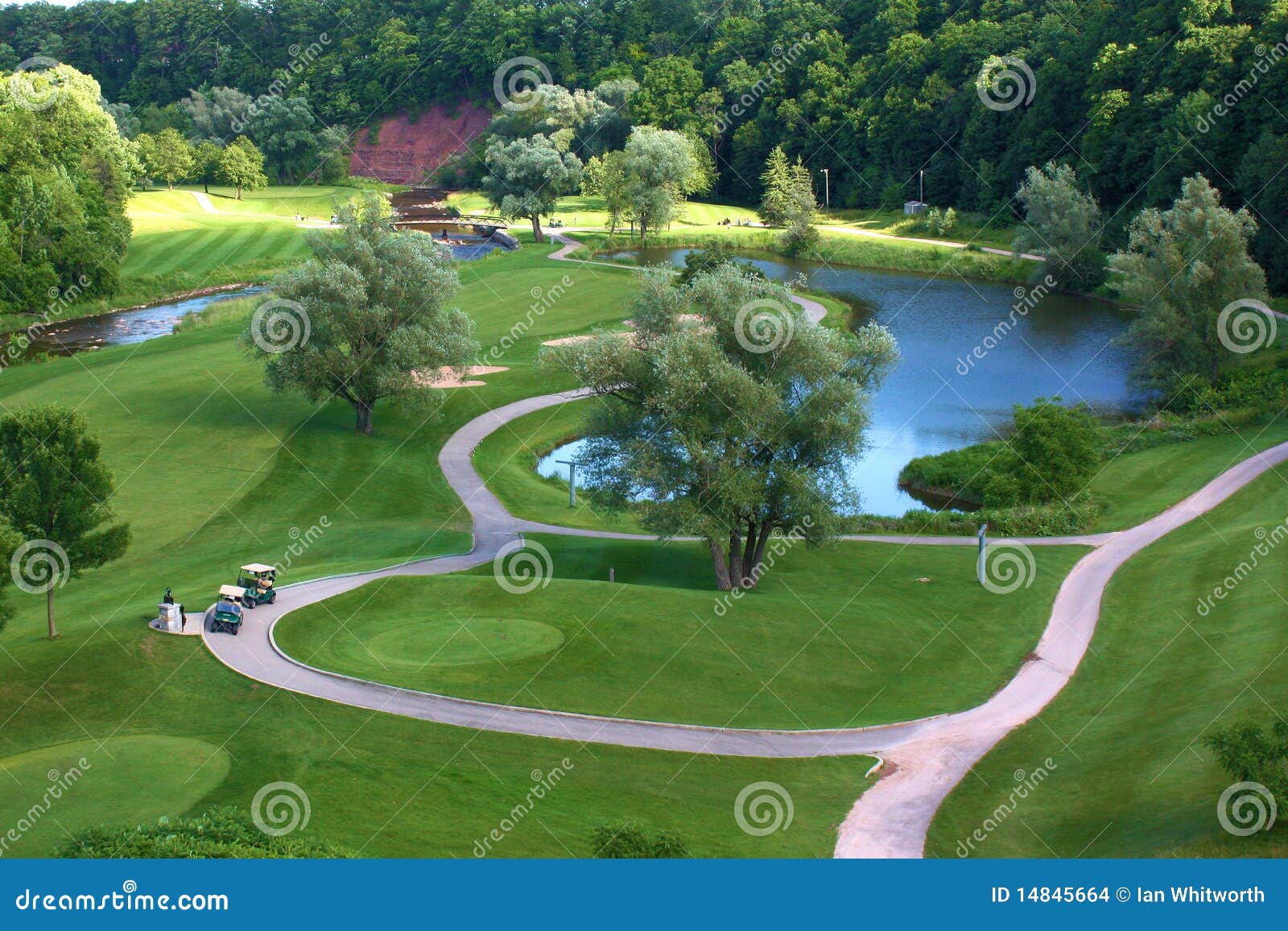 Terrain de golf photo stock. Image du trappe, golfing - 14845664