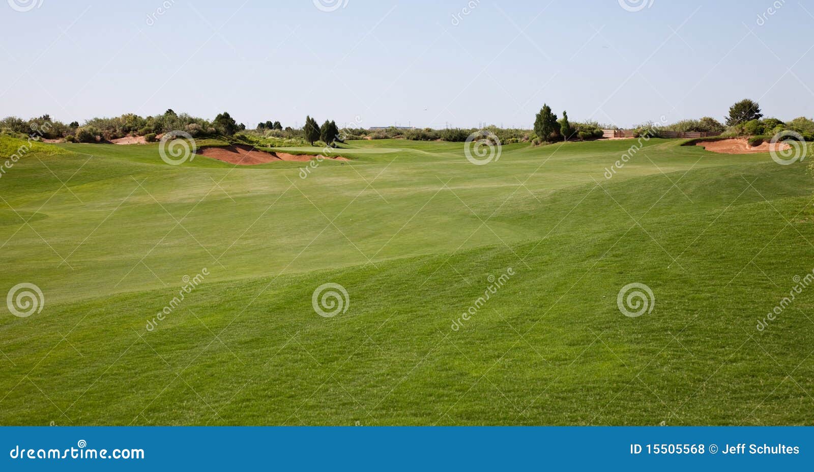 Terrain de golf photo stock. Image du cours, vert, montagnes - 15505568