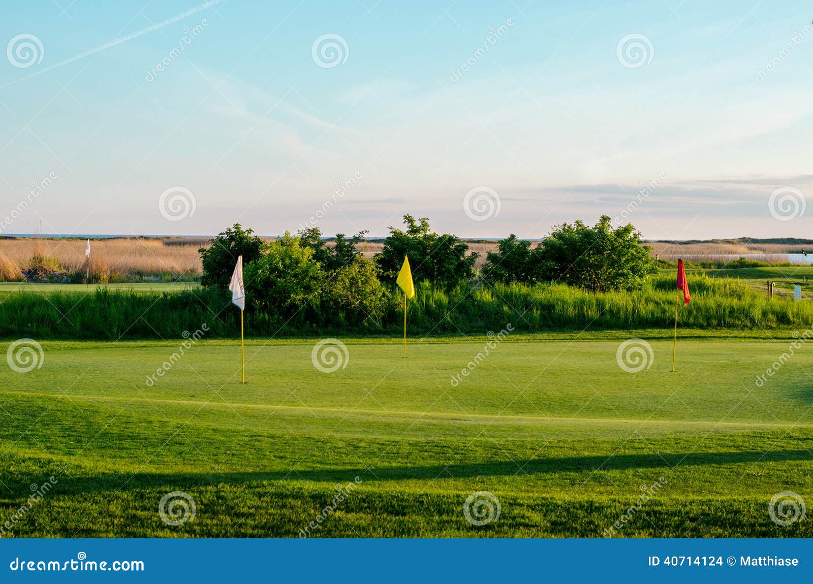 Terrain De Golf Dans Le Coucher Du Soleil Photo stock - Image du ...