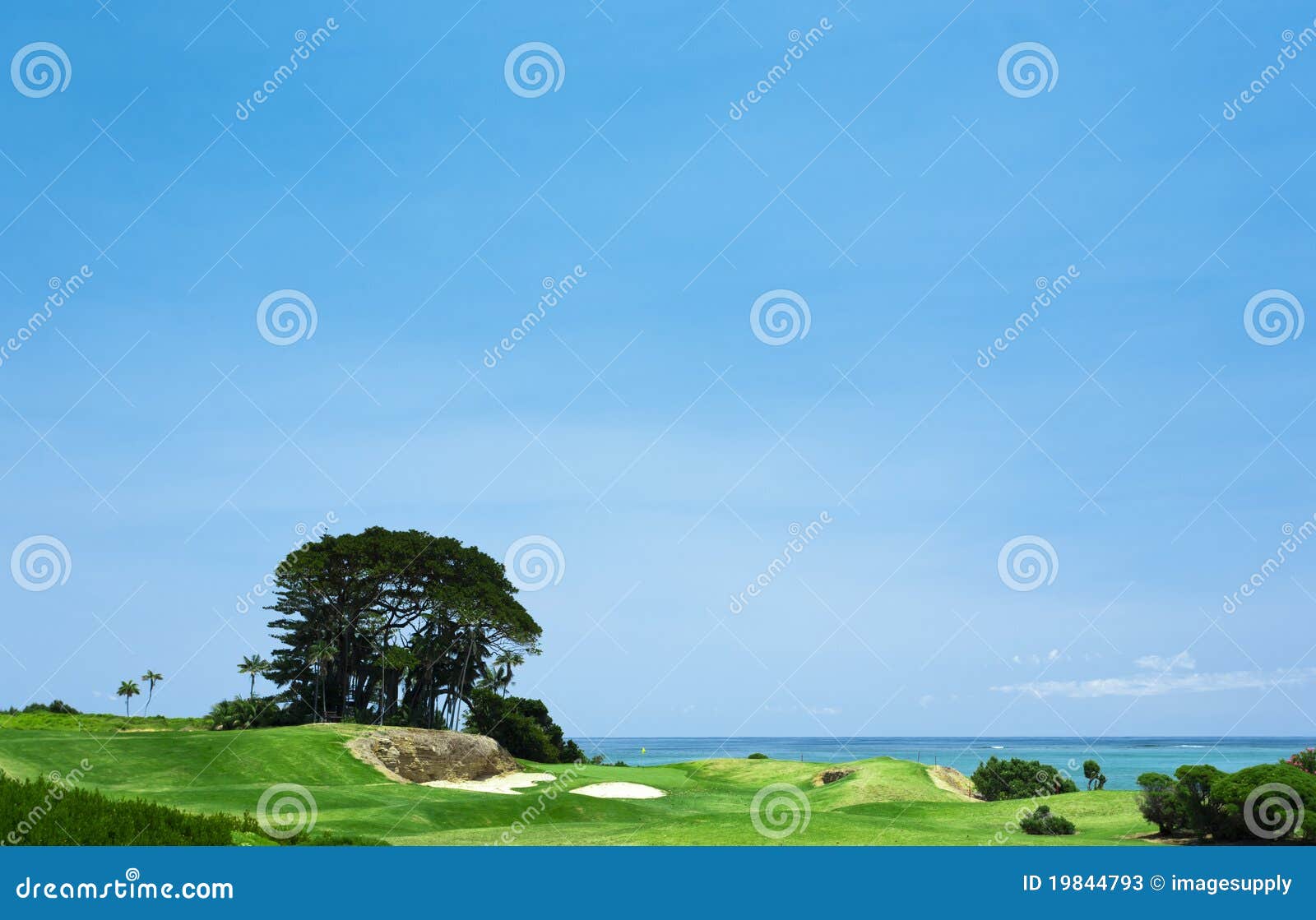 Terrain de golf par la mer image stock. Image du sain - 19844793
