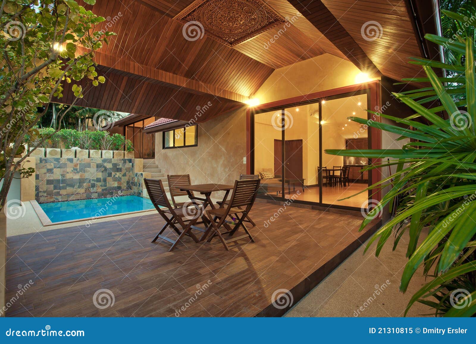 Terrasse image stock. Image du confortable, manoir, hôtel - 21310815