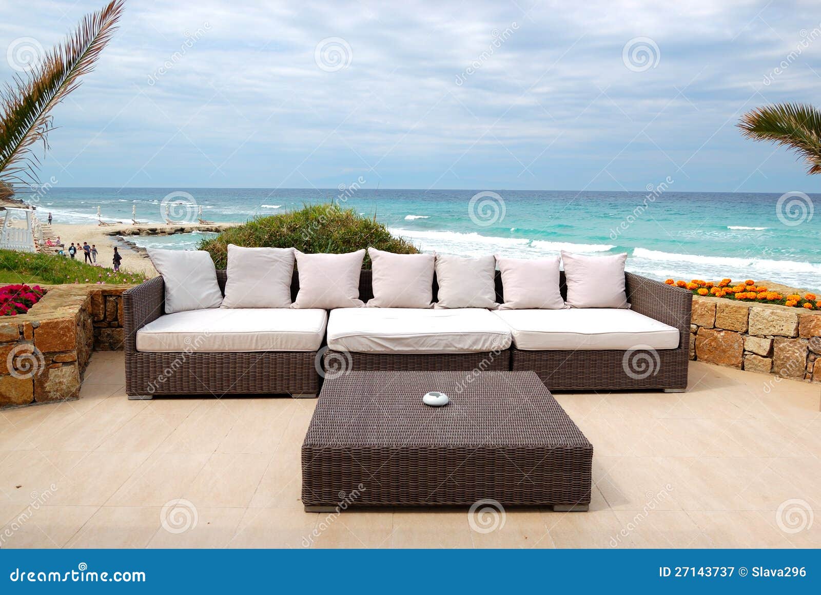Terrasse De Vue De Mer Par Une Plage Image stock - Image du ressource ...