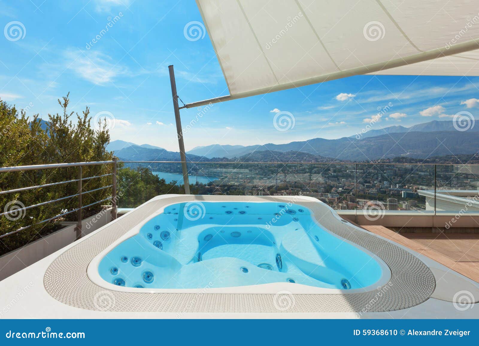 Terraza Hermosa Con El Jacuzzi Foto de archivo - Imagen de afuera ...