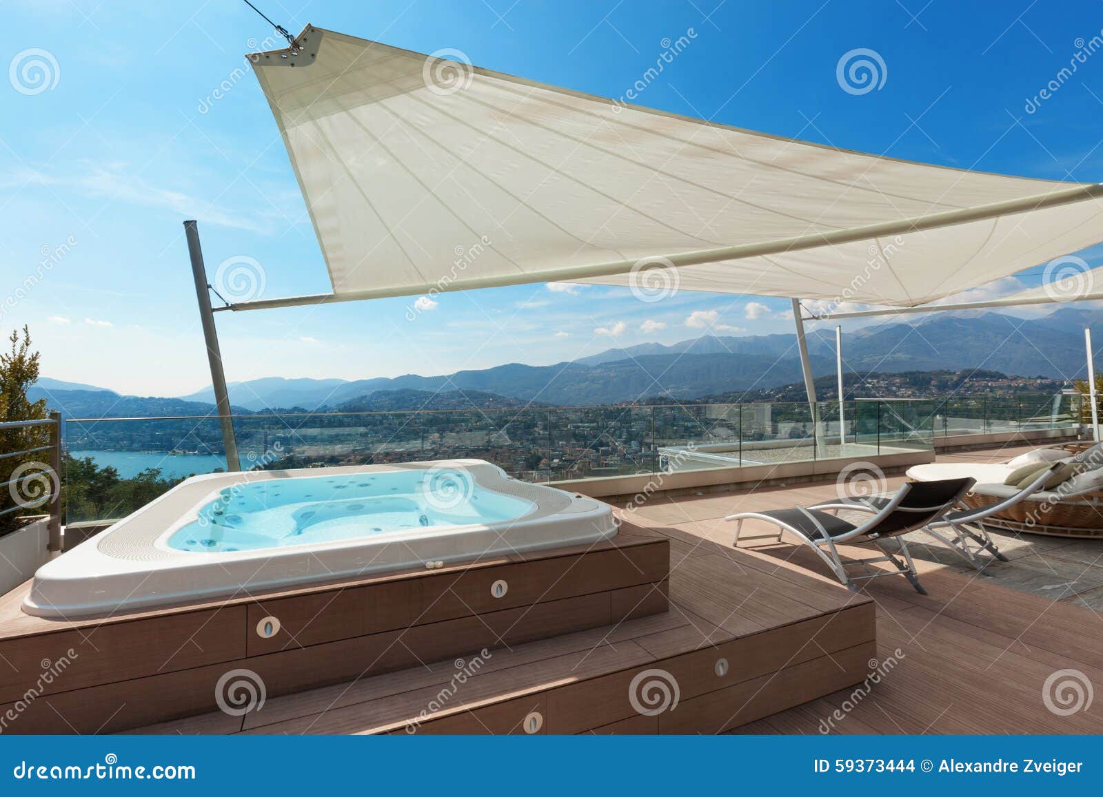 Terraza Hermosa Con El Jacuzzi Foto de archivo - Imagen de casero ...