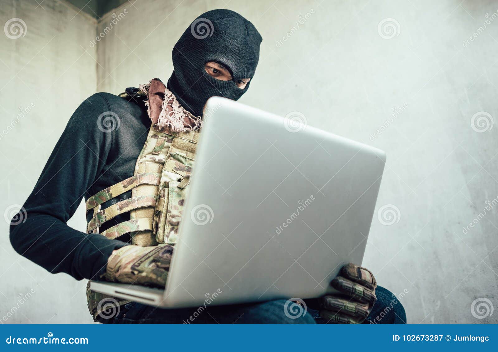 Terroristen hackar fotografering för bildbyråer. Bild av spionage ...