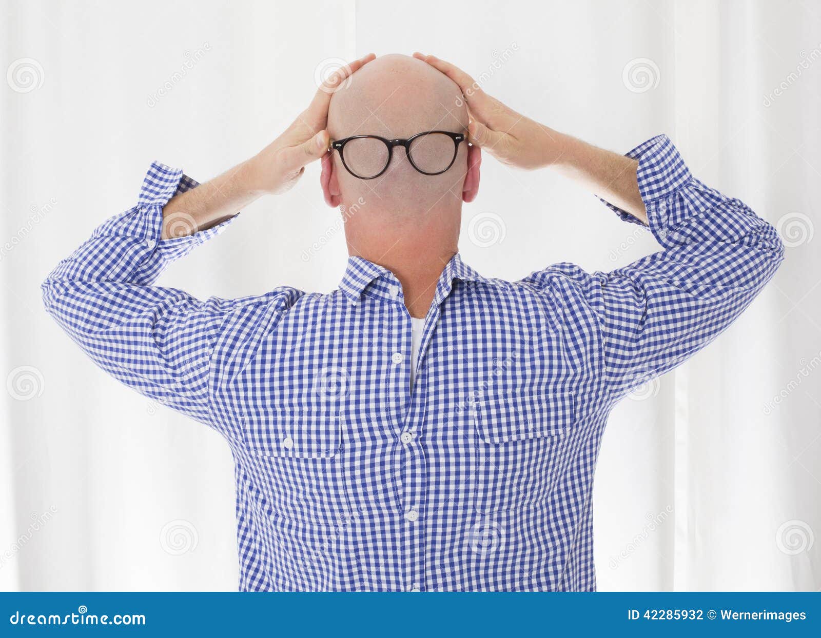 Terug Van Een Kaal Hoofd Met Glazen Stock Foto - Image of portret, kaal ...