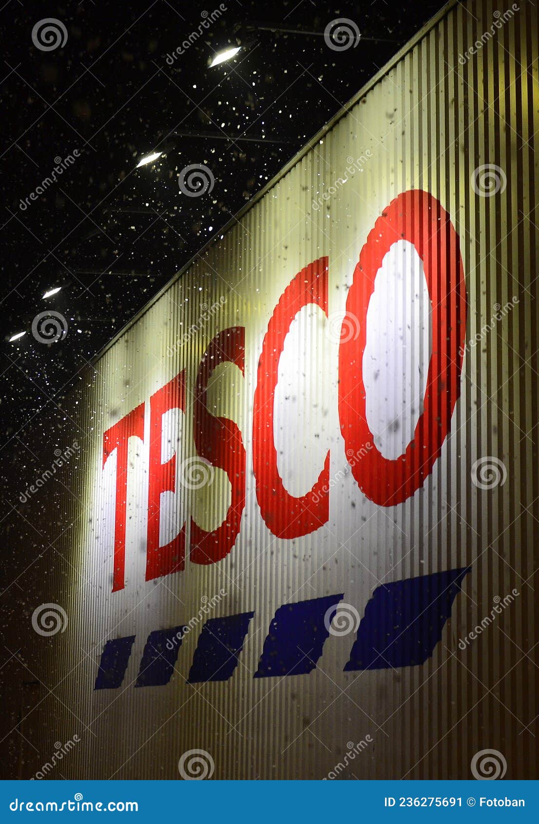 Tesco Logo on Supermarket Sign Editorial Photo - Image of banner ...