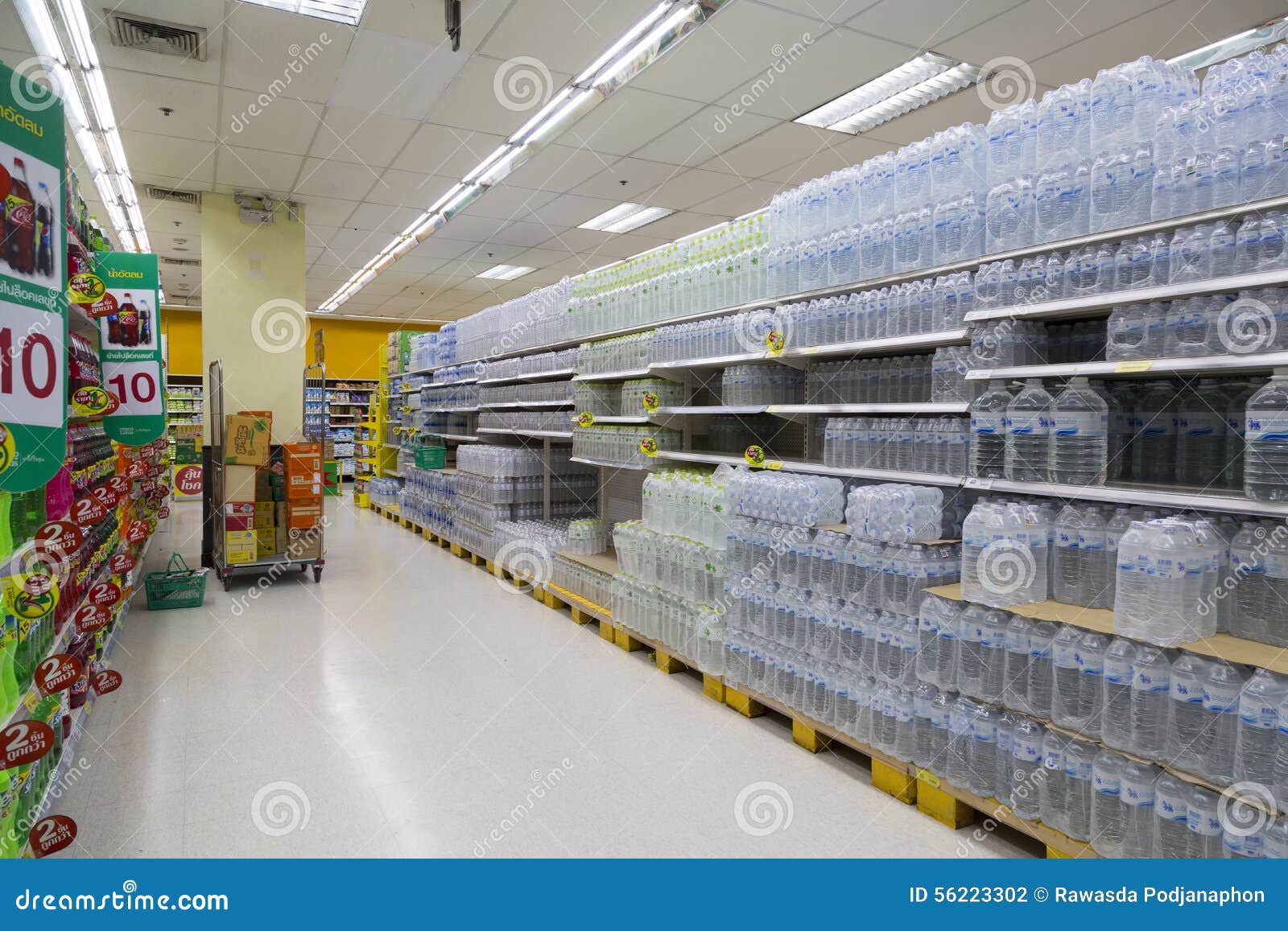 Tesco Lotus supermarket fotografia editorial. Obraz złożonej z jedzenia ...