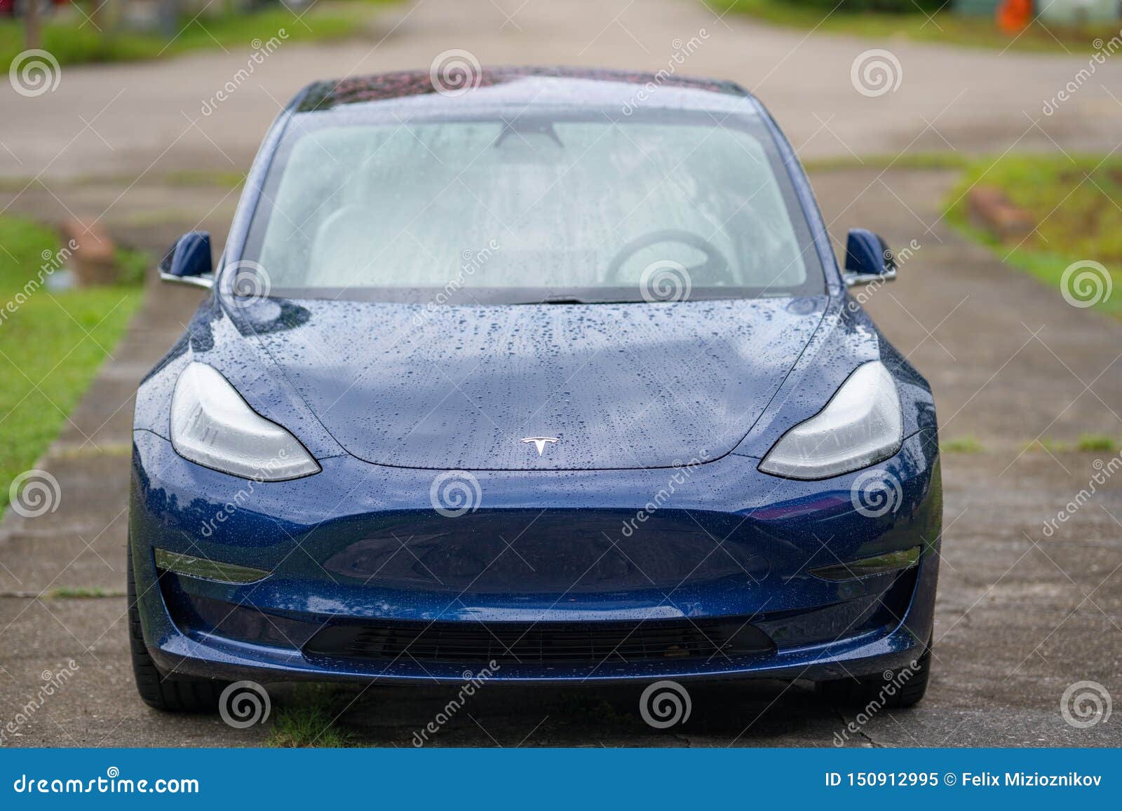Tesla Model 3 Azul Y Bajo La Lluvia Imagen editorial - Imagen de modelo ...