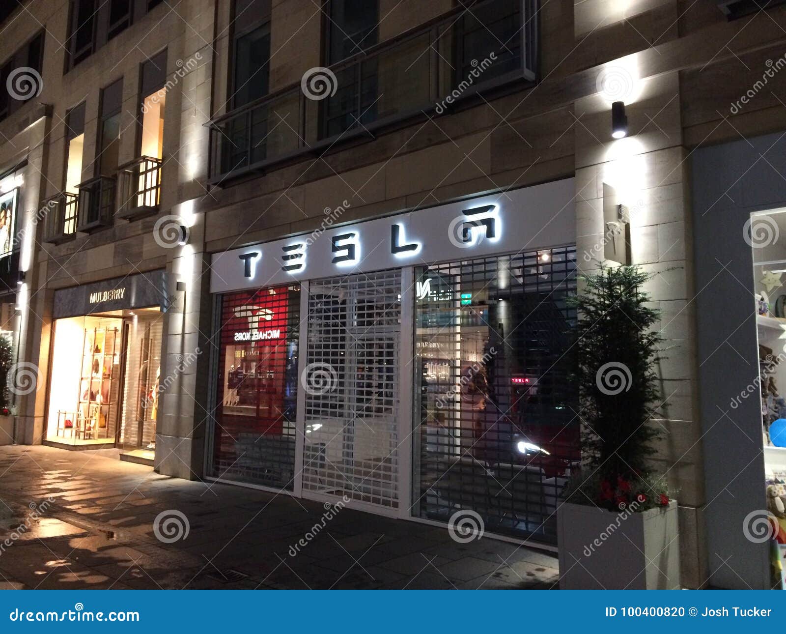 Tesla Store editorial image. Image of business, green - 100400820