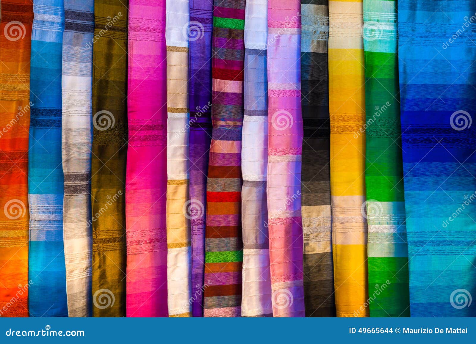 Tessuti di seta variopinti fotografia stock. Immagine di seta - 49665644