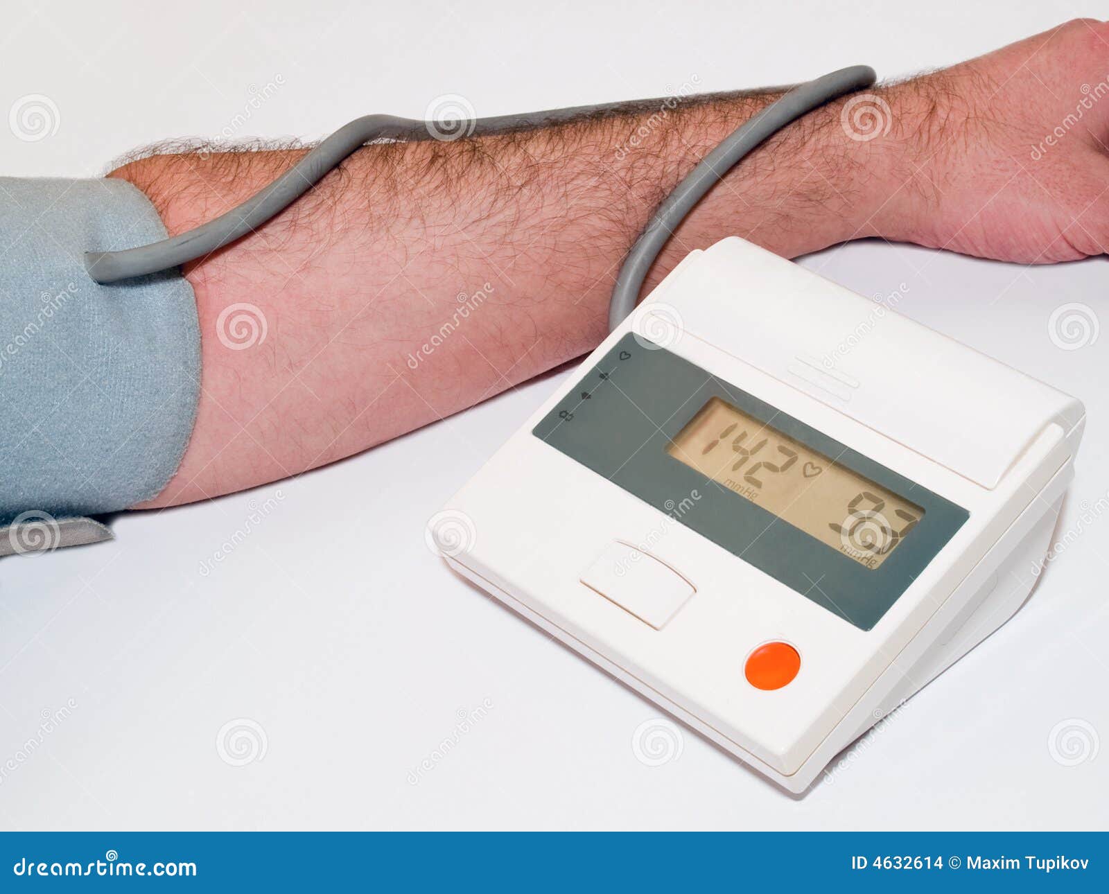 Test Medicale Di Pressione Sanguigna Con Il Tonometer Fotografia Stock ...