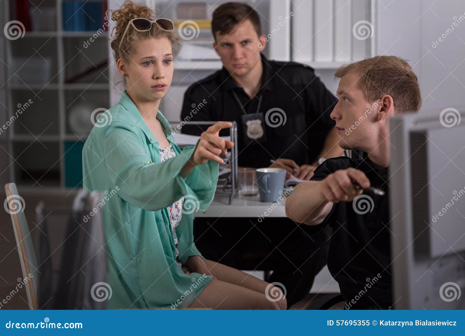 Testimone Che Indica Immagine Del Criminale Immagine Stock - Immagine ...