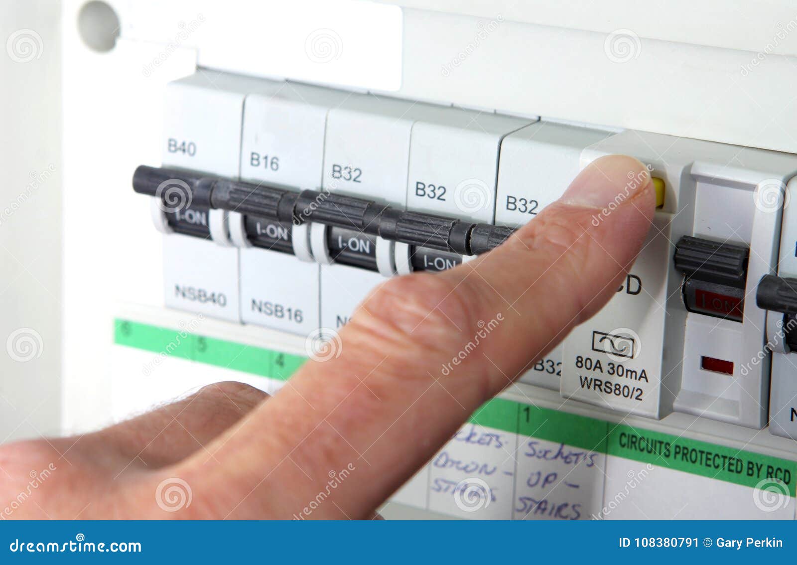 Testing an RCD & X28;Residual Current Device& X29; on a UK Domestic ...