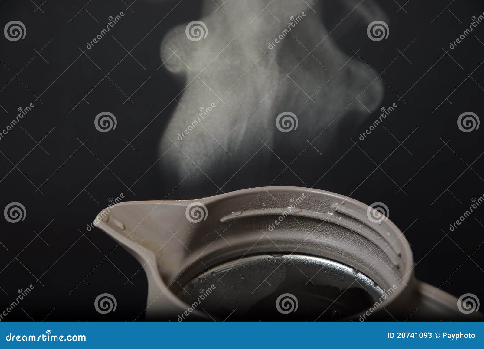 Tetera caliente con humo imagen de archivo. Imagen de agua - 20741093