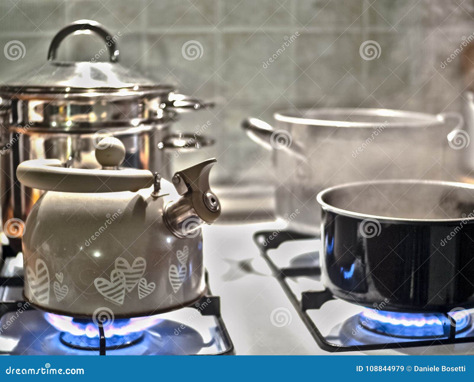 Tetera en el fuego imagen de archivo. Imagen de cocinero - 108844979