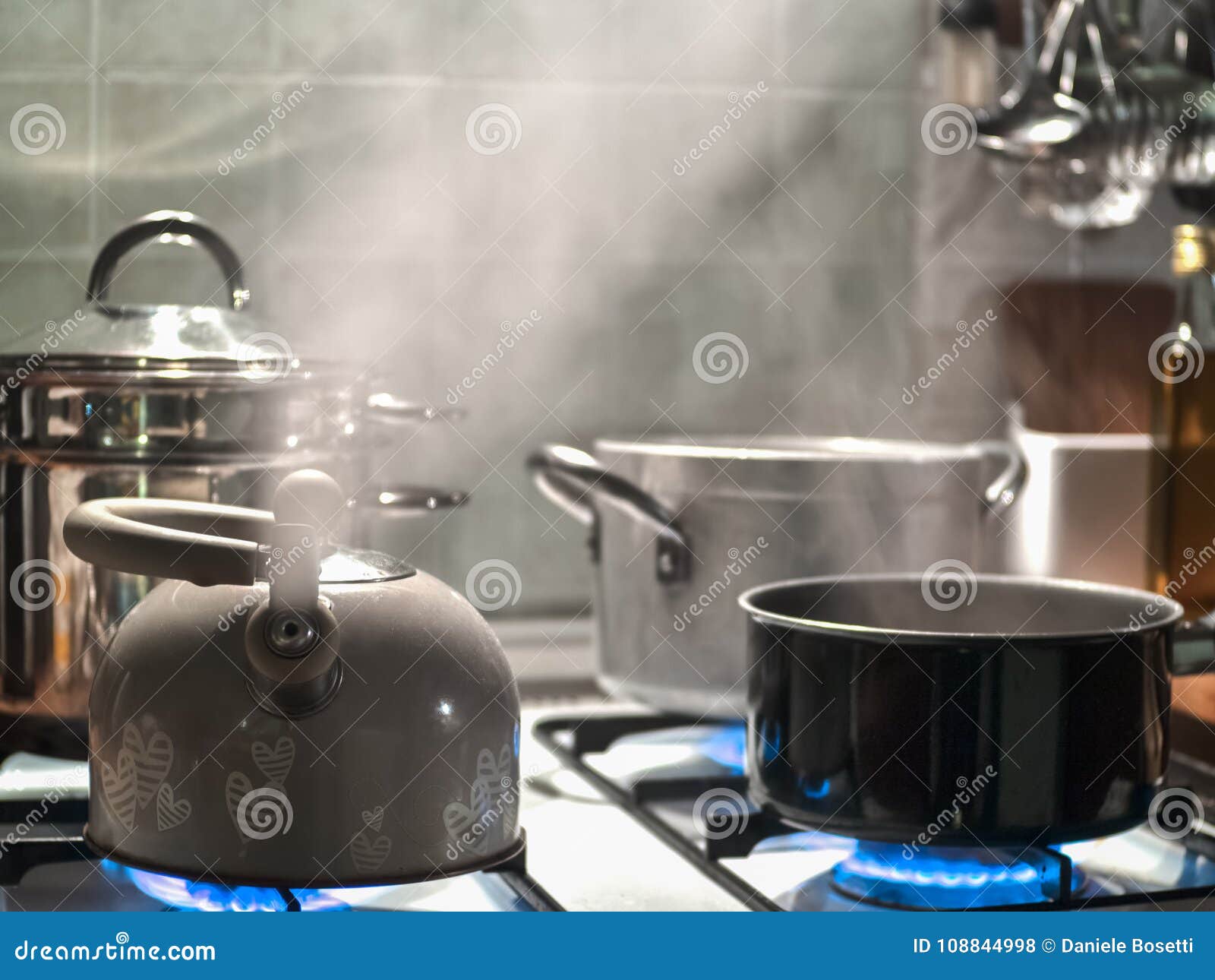 Tetera en el fuego foto de archivo. Imagen de vapor - 108844998