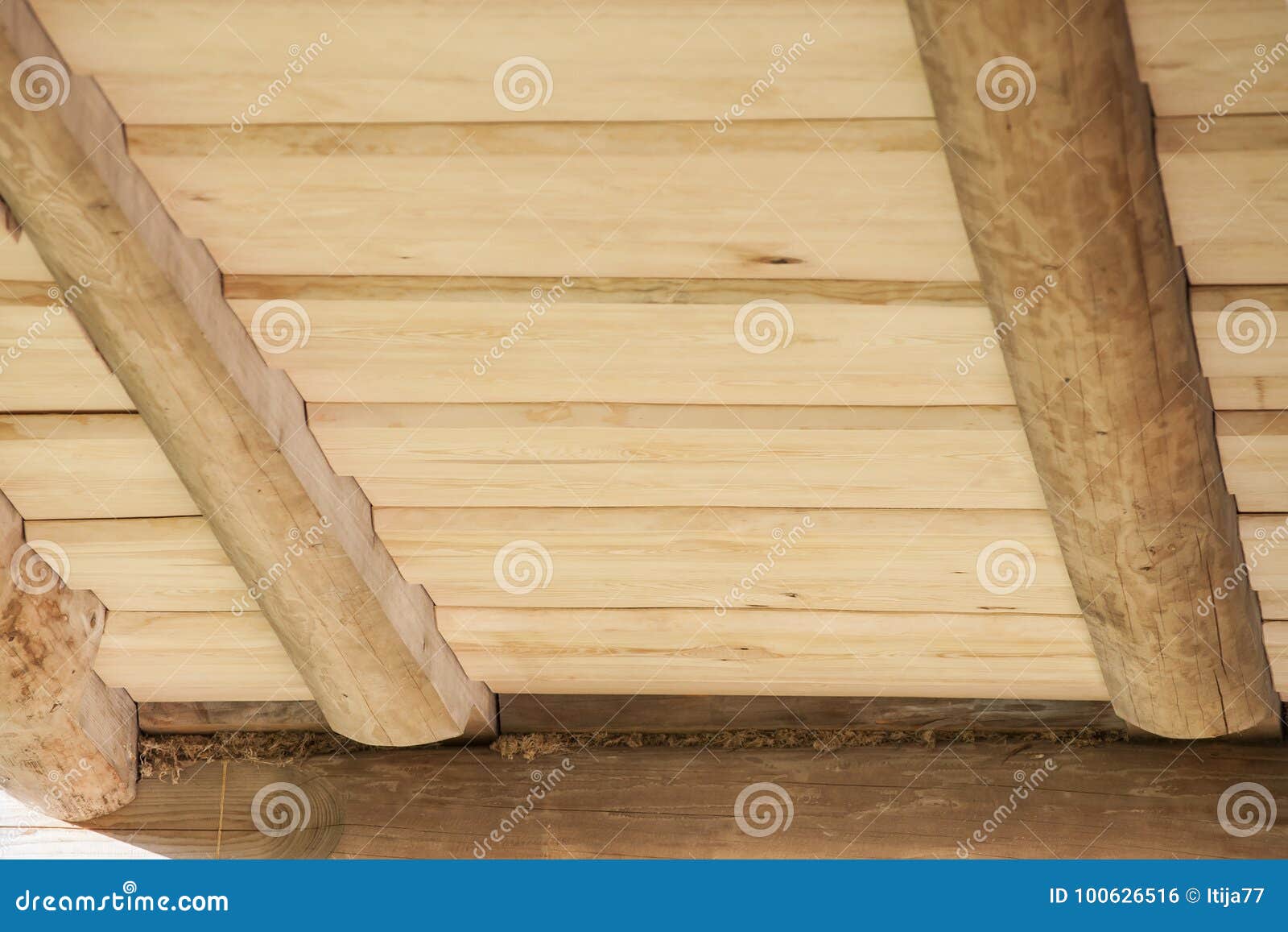 Teto De Pranchas De Madeira Do Pinho Para a Casa De Log Foto de Stock ...