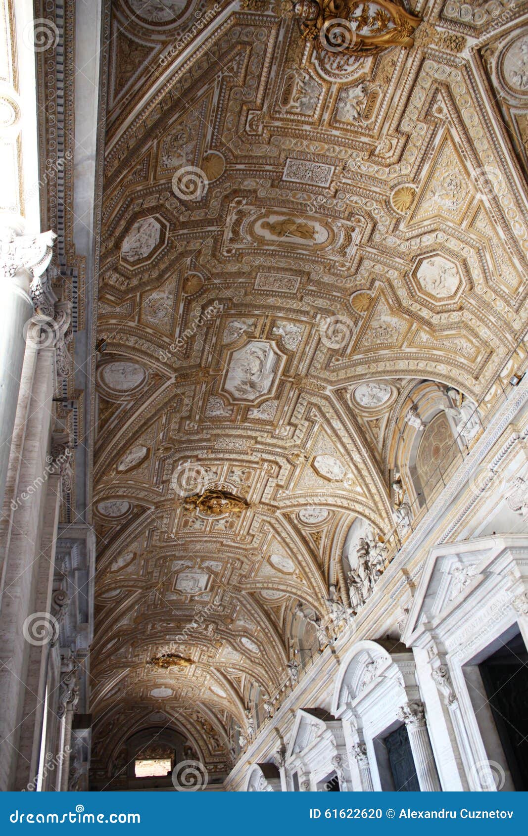 Teto do estuque foto de stock. Imagem de rico, elemento - 61622620