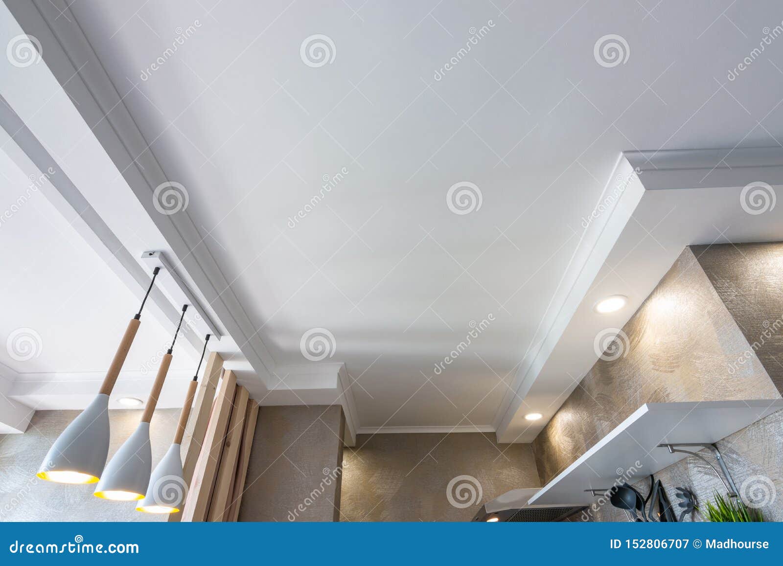 Teto Falso Em Uma Cozinha Pequena Imagem de Stock - Imagem de lâmpadas ...