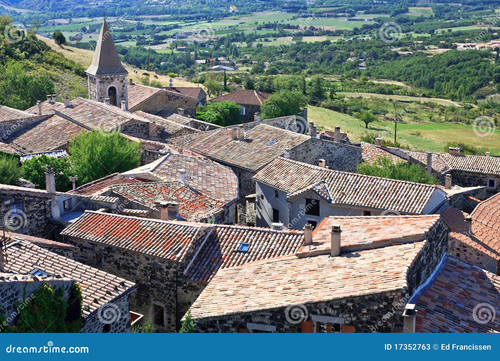 Tetti delle case immagine stock. Immagine di mirabel - 17352763