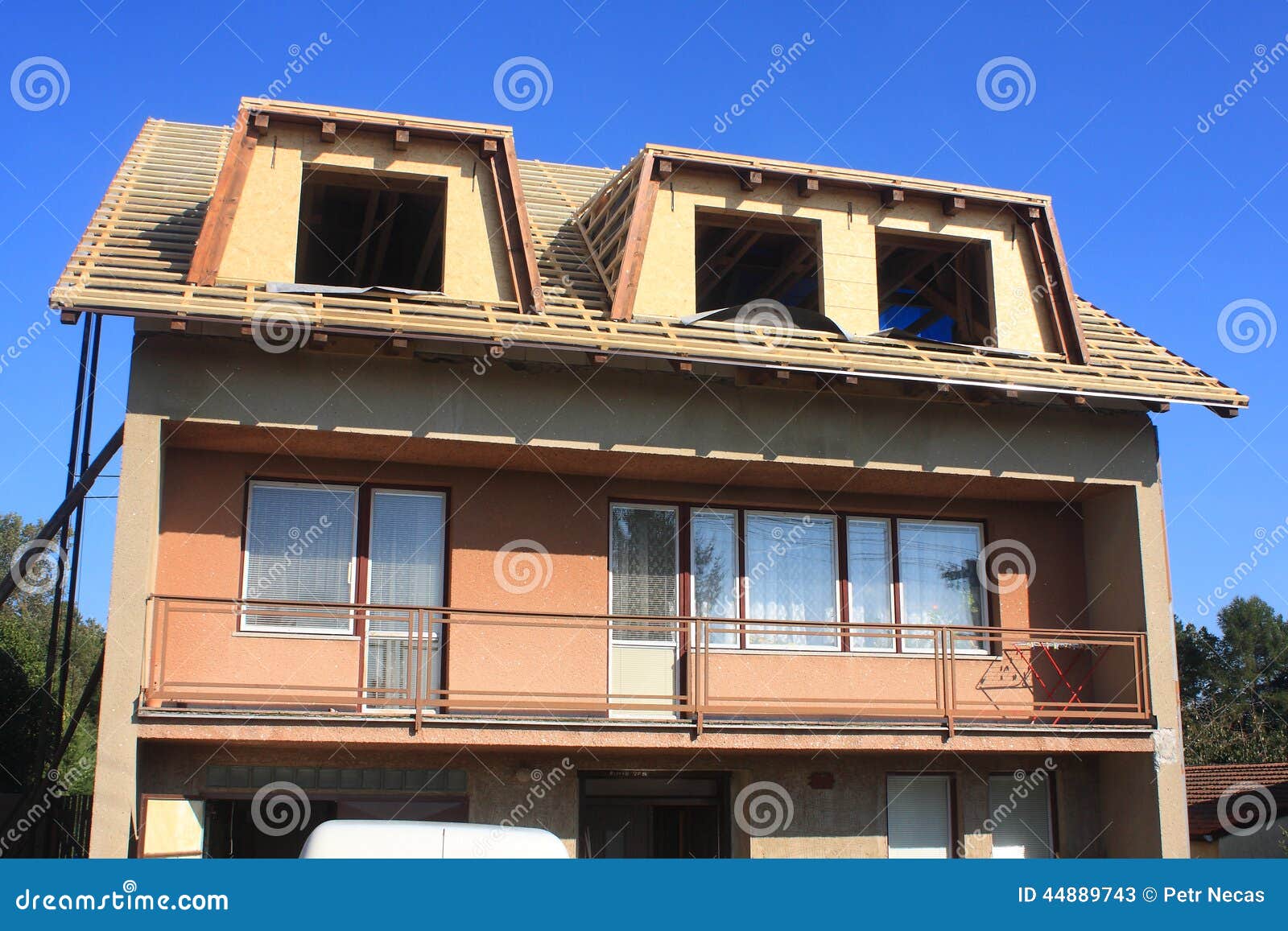 Tetto con gli abbaini immagine stock. Immagine di architettonico - 44889743